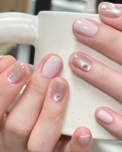 【内容】ネイルチップ30枚+付替え用両面テープ+取り外し用ウッドスティック1個+爪やすり1個。