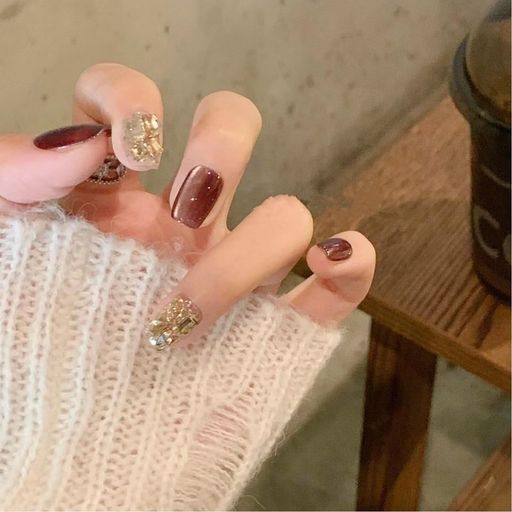 【お洒落なキャットアイネイルチップ】手作りの猫の目ネイルチップを爪に押し付け、キラキラと輝く爪飾りを演出魅力的で豪華に演出します。華やかで誰もが目を引くネイルアートです。お指先をキレイに、さりげなく女子魅力ををアップさせるネイルチップ8分音...