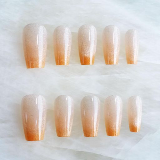 デザイン:白からオレンジへのグラデーションが美しい、キャットアイ効果のある光沢感のあるネイルチップ セット内容:異なるサイズの10枚入りで、自然な指先にフィットするバルーン型デザイン 素材特徴:高品質な人工ネイル素材を使用し、光沢感のある仕...