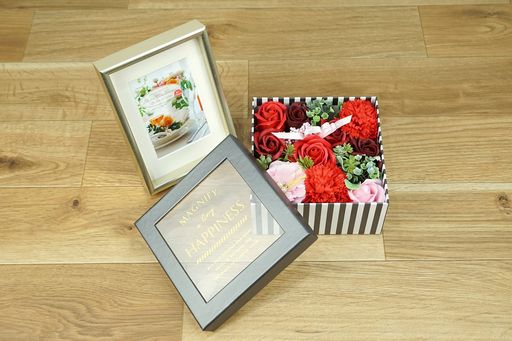 【シャボンフラワーBOX】165x165x80mm高級感のあるモノクロストライプBOX※石鹸素材から作られた観賞用のお花です。石鹸としてのご使用は出来ません。 【シャインBOXフレーム2L判】139x189x30mm有効内寸:120x171...