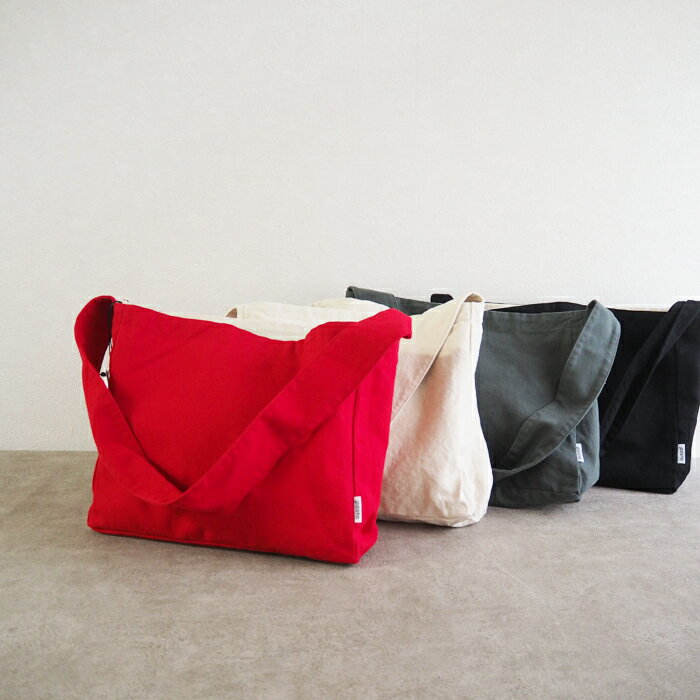 pouto キャンバス ショルダーバッグ pouto　より 大人気のキャンバスシリーズから 大き目ショルダーバッグが入荷しました キャンバス地のしっかりめの生地感です 程よい柔らかさと強度を持ちつつ 軽いのが特徴です 中には仕切り付きの内ポ...