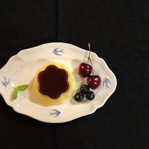 studio m'（スタジオエム） アーリーバード　オーバルプレート S 大人気のアーリーバードシリーズ こちらのオーバルプレートSサイズは フルーツやスウィーツをのせたり 取り皿としても！！ ツバメの絵付けは 細かな凹凸のレリーフに職人が...