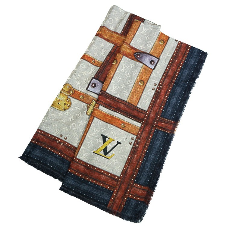 ブランド LOUIS VUITTON ルイ・ヴィトン 商品名 モノグラム スタッズ 大判ストールトランクモチーフ 品番 MR1038 素材 シルク60％ウール40％ 色 ブラックブラウングレーゴールド金具 サイズ 140×140cm (フリ...