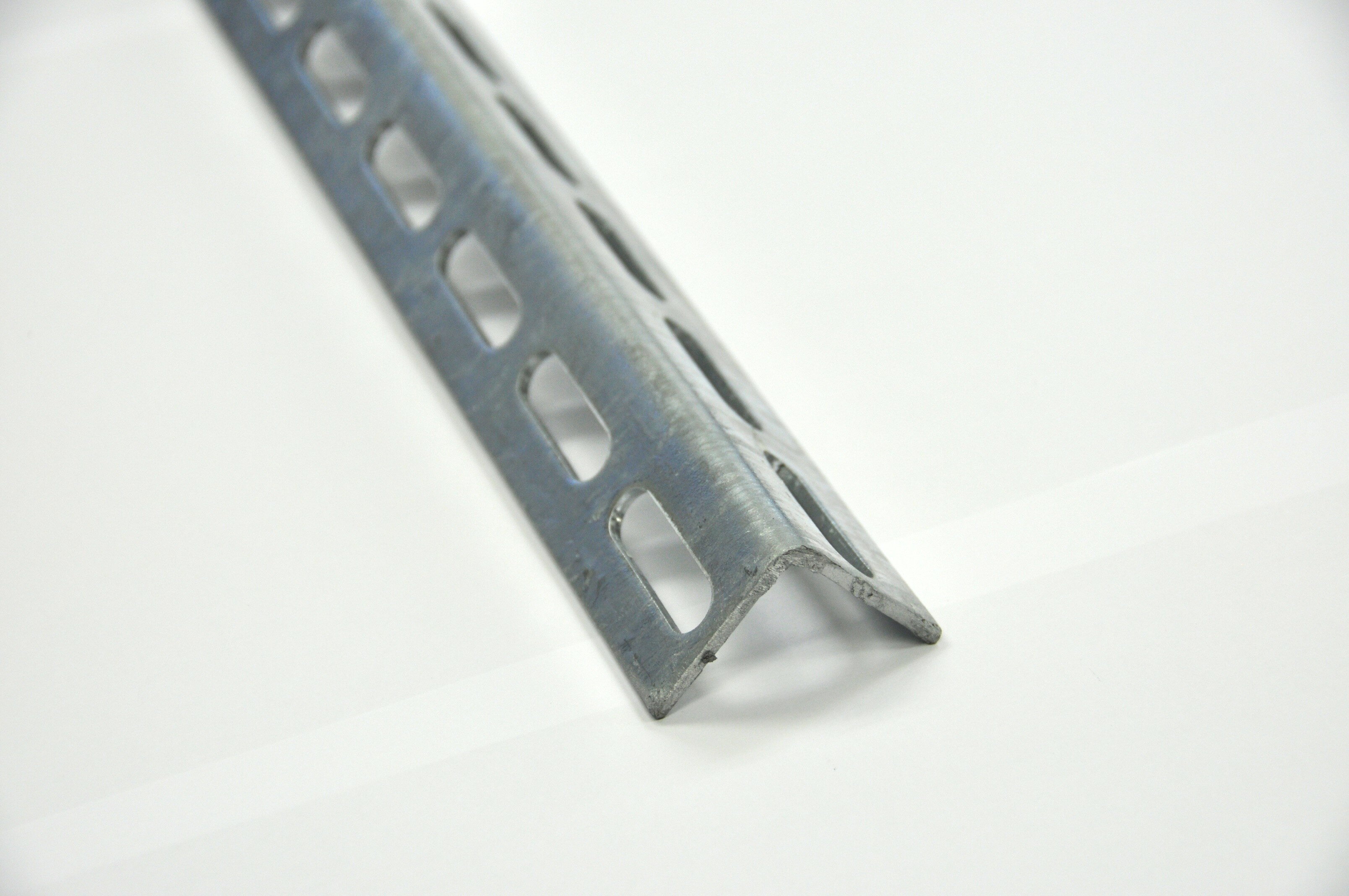 商品情報サイズ幅40×40mm厚さ3mm2100mm以上は個人宅配達不可材質スチール色どぶメッキ商品説明メッキ仕上げの穴あきLアングル　8mmボルトをご使用ください建築現場・DIYで使用関連ワードアングル・Lアングル・チャンネル・Cチャンネ...