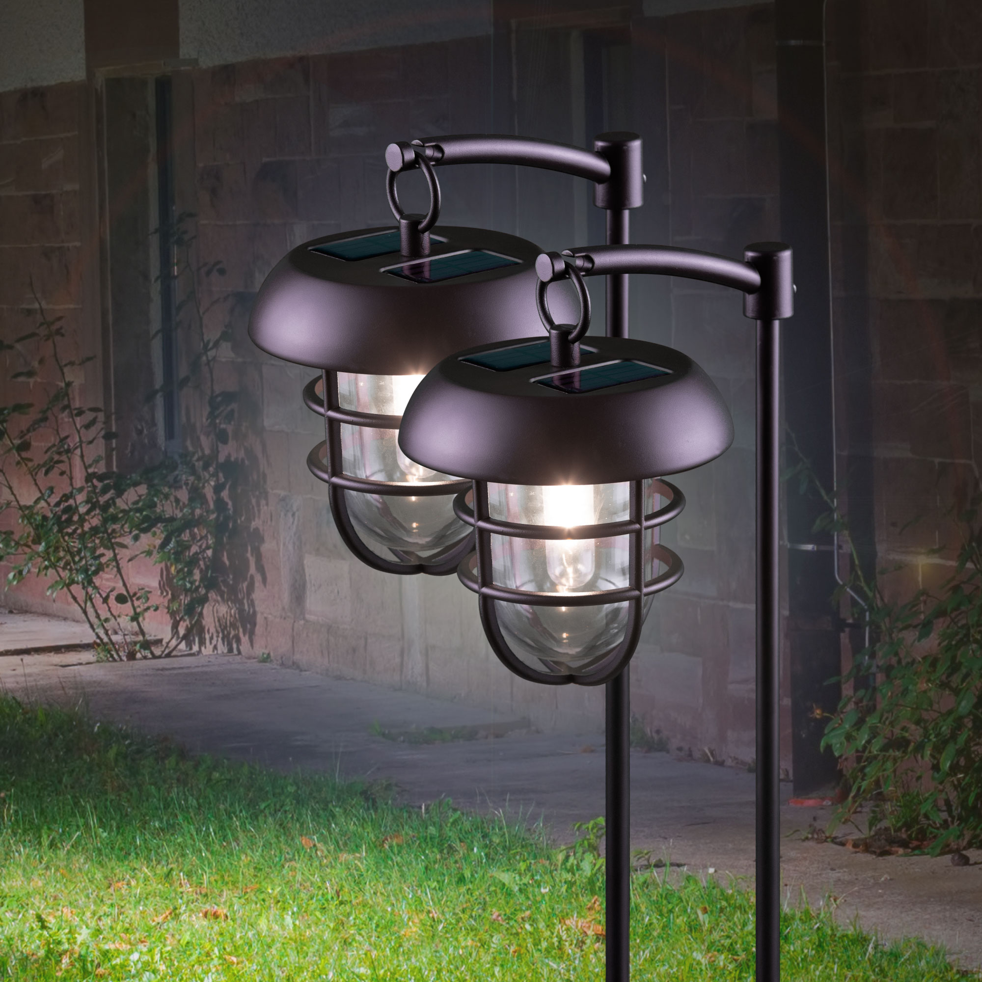 レトロな雰囲気を楽しめるDAIS（ダイス）LEDソーラーパスウェイライト。 ステンレス製ボディとオイルラブドブロンズ仕上げが庭や玄関を上質に演出します。透明感のあるガラスシェードが通路や花壇をやわらかく照らし、夜のガーデンを美しく彩ります。...