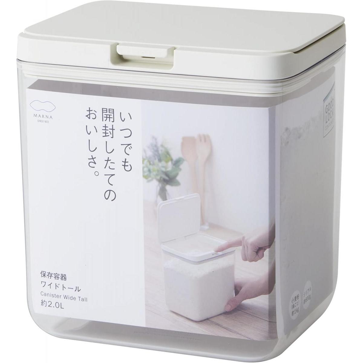 【商品説明】いつでも開封したてのおいしさパッキンでしっかり閉まって湿気を防ぎ、ワンタッチで開く保存容器。小麦粉1kgが袋ごとピッタリ入るサイズです。容量およそ2.0L。小麦粉（袋ごと）約1kg、小麦粉（粉のみ）約1.2kg、シリアル約600...