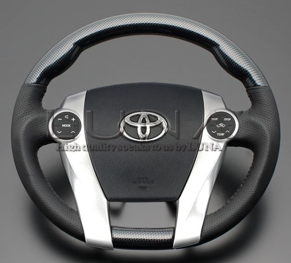 車種 : アクア 型式 : NHP10 年式 : 2011/12- 備考 : GR SPORTS車は取付不可 品番 : LS64-039 レザー部分には高品質PVCレザー、スポーク部分はABSに5層構造塗装で、深い色合いを実現しました。 耐...