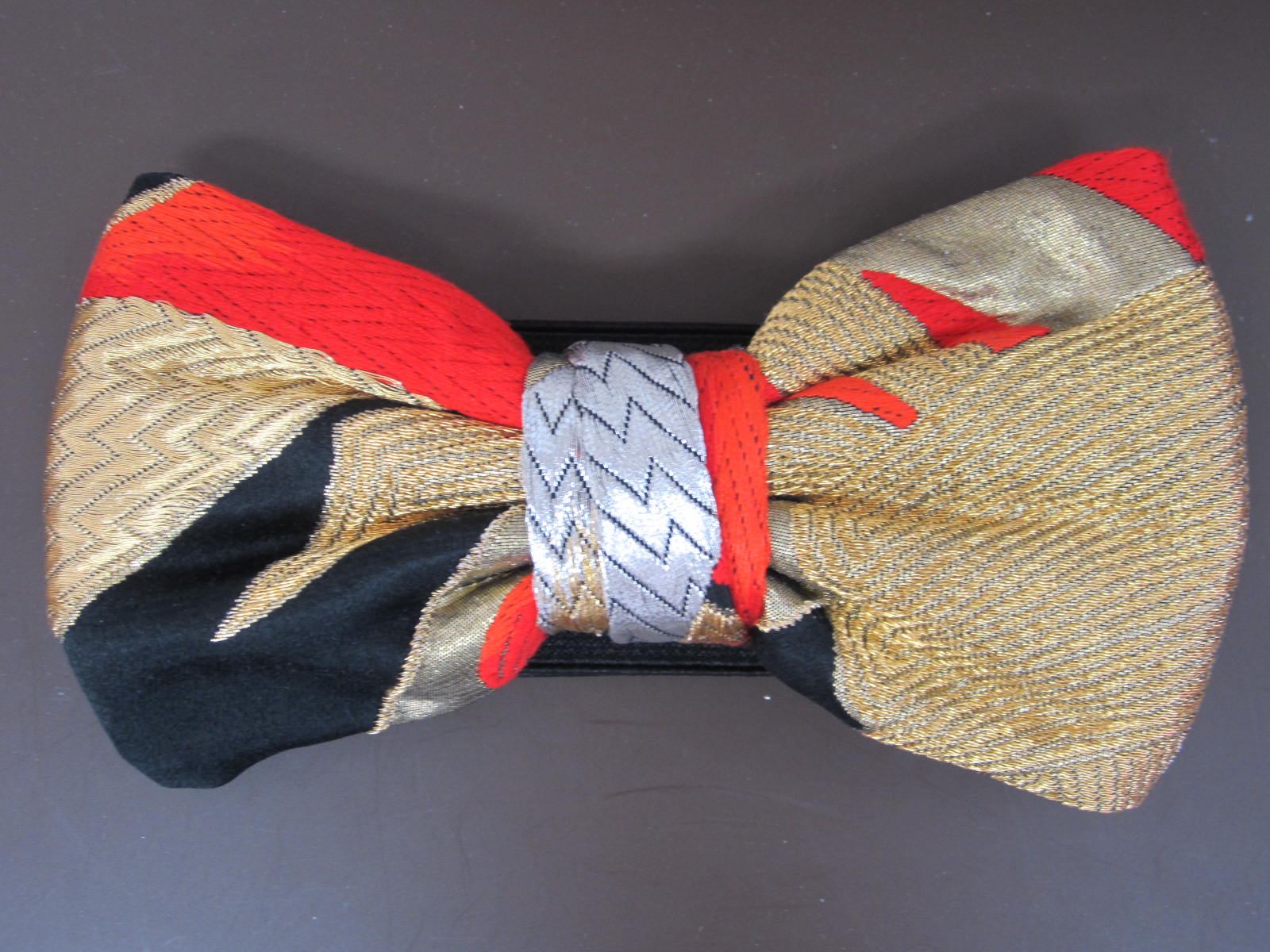 商品詳細 サイズ 大サイズ（リボンサイズ縦11cm横18.5cm）62cm～80cm 注意点 モニターの発色の具合により、実際の商品と色が異なる場合があります。【新品】社交ダンス ベルトB-014 帯をリメイクしてベルトを作成いたしました