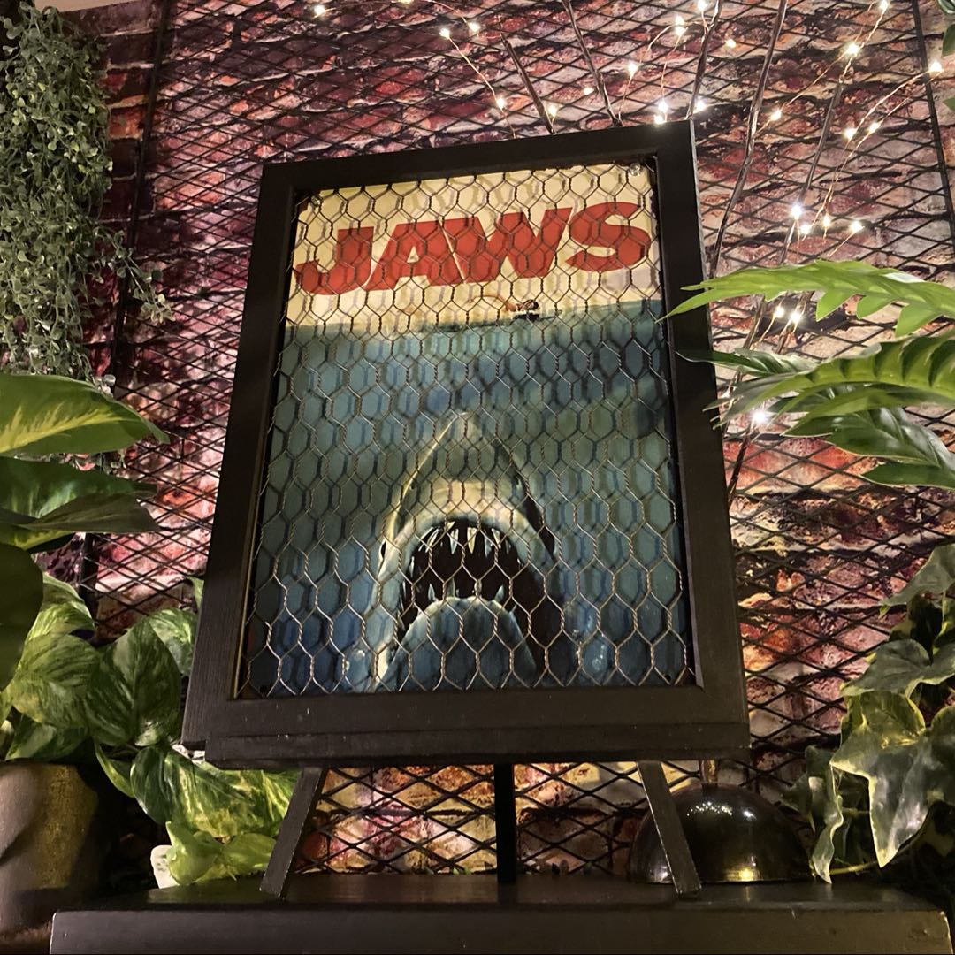 アイテムインフォメーション サイズ※横:約24.5cm,縦:約34cm,奥行:約1.8cm,重さ:約0.5kg 素材※パネル:メタル製(アイアンメッシュ仕上げ) ※枠:木製(オリジナル製作フレーム) 備考 ご注意：モニターの発色の具合によっ...