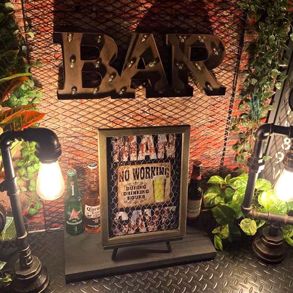 アイテムインフォメーション サイズ横 約24cm,縦 約32cm,奥行 約2cm,重さ 約0.47kg 素材パネル:TIN製　枠(フレーム):木製、アイアンメッシュ仕上げ 備考 ご注意：モニターの発色の具合によって実際のものと色が異なる場合...