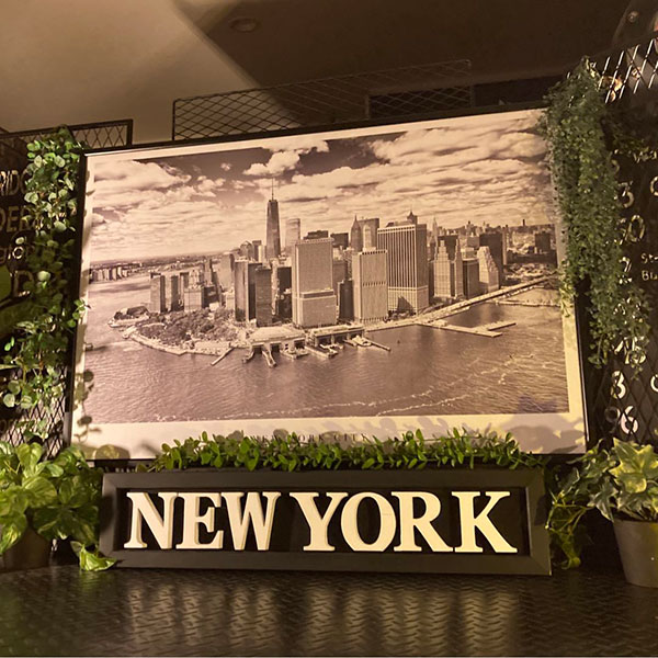 アイテムインフォメーション サイズ横 約93.8cm,縦 約63.3cm,奥行 約1.3cm,重量 約1.5kg 素材ポスター:コート紙製、英国製　枠(フレーム):アルミ、アクリル 備考 ご注意：モニターの発色の具合によって実際のものと色が...