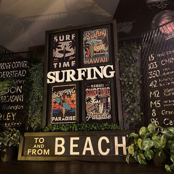 アイテムインフォメーション サイズ横:約60cm,縦:約83.7cm,奥行:約3cm,重さ:約3.5kg 素材パネル:メタル製、枠(フレーム):木製 備考 ご注意：モニターの発色の具合によって実際のものと色が異なる場合があります 送料※離島...