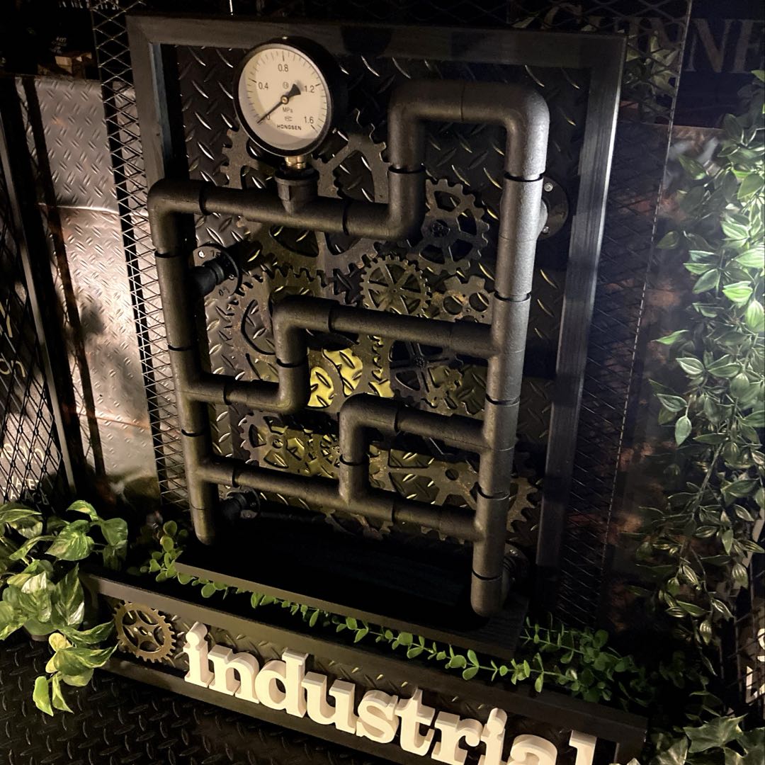 アイテムインフォメーション サイズ※横:約49.2cm,縦:約67.8cm,奥行:約11.5cm,重量:約4.2kg 素材※枠:木製 ※配管:アイアン製、VPC製、スチール製 ※GEAR:MDF製、木製 備考 ご注意：モニターの発色の具合に...