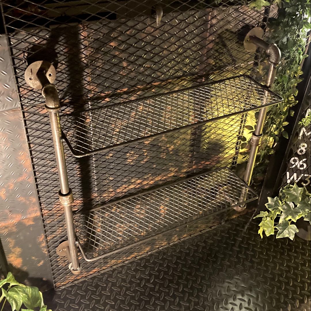 アイテムインフォメーション サイズ ※横幅:約57.5cm,縦:約56.5cm,奥行:約15.5cm,重量:約1.9kg ※棚有効サイズ:横:約50cm,奥行:15.5cm 素材STEEL製 備考 ご注意：モニターの発色の具合によって実際の...