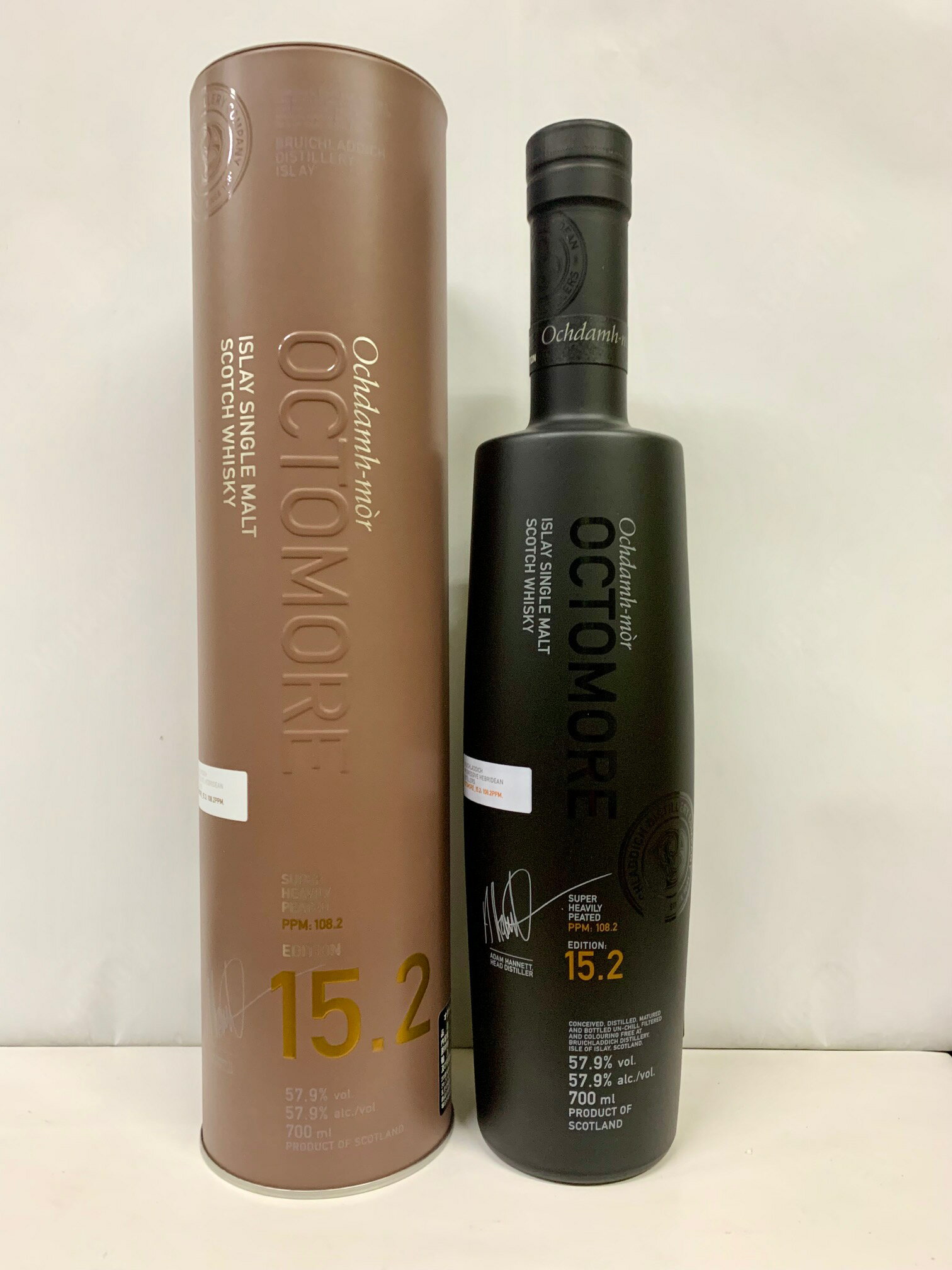 商品情報品目ウイスキー内容量700mlアルコール分57.9％原材料モルト原産国スコットランド特徴こだわりの樽熟成による深い影響が明白に表れたオクトモア 15.2は、15.1と興味深く魅惑的な対比を成します。スコットランド産大麦を100％使用...