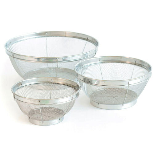 ステンレス製なのでサビに強い。 ●料理の下ごしらえの水切りなどに。 ●DCMボウル3点セットにスタッキングできる。 ●上のざるが取りやすい。食材があふれ出ることなく、水にさらしたり、冷やしたりできます。 ●水切りに便利。足つきなので底に水が...