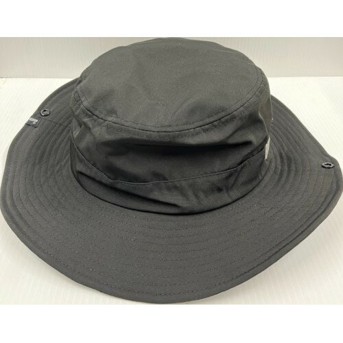 釣りに最適な機能的なハット。 ●深型デザインでしっかりフィットし風に飛ばされづらい。長めのツバで遮光性抜群。撥水生地採用。顎紐とアジャスター付き。カラビナでベスト等に装着可能。 ●カラー:ブラック。 ●釣以外での用途で使用しないでください。...