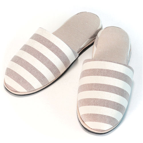 抗菌仕様のスリッパです。(すべての菌に対して有効ではありません。)。 Mサイズ目安サイズ:23cm〜25cm。材質:甲・甲裏・中板:ポリエステル。底:PVC。 スリッパを留めているピンは、生地を傷つけないようにはさみで取り除いてください。洗...