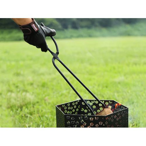 鉄製でしっかりとした重量感 ●薪ストーブや焚き火での薪の移動を安全に行えます。 ●BBQなどの炭を使用する際にも手を汚さず移動ができる便利アイテム。 ●説明書きをご確認のうえ、正しくご使用下さい。
