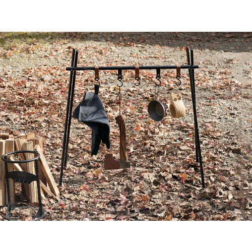 丈夫なアルミ合金を使用 ●アルミニウム合金を使用した三角フレーム構造でしっかりとした安定感があります。耐荷重は8kg。 ●PUレザーのホックにはSmoreのロゴが刻印されております。 ●サイズ:使用時:幅87.5、奥行き49、高さ74.5c...