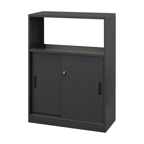 上段はオープン収納、下段は鍵付きの引戸書庫になっています。島型にレイアウトしたデスクの端に置いたり、間仕切りにしたり、様々な使い方が可能です。高さは約110cmあるので、ハイカウンターや受付台、演台としても活躍。オプション(別売り)で木目が...