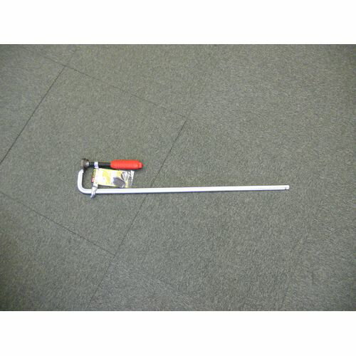 ●小槌や小さな玄能で軽く叩くだけで(ワンタッチ)すぐにはずせます。 ●グリップエンドに17mm角の突起をもうけていますので、スパナ等で強力な増し締めが可能です。 ●キャップ部分が可傾式(約20度)なので勾配があっても締付け・押さえが楽に出来...