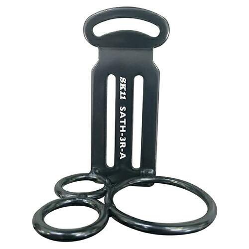 軽量なアルミ製ホルダー使用しています。 【用途】ベルトに装着して工具などの吊り下げ。【機能・特徴】ハンマーなどの携帯に便利です。3か所の工具差し穴付です。【材質】 ●ホルダー：アルミ。 ●SK11のアルミツールフックをDCMでは販売しており...