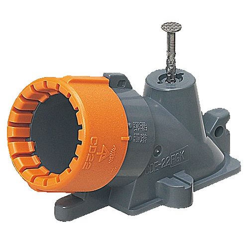 付属のスクリュー釘を打ち込むだけで固定出来ます。 ●VVFケーブルの二重天井への引き込み、感知器等の取り付けに使用します。 ●トロ防止シール付です。 ●未来工業のF・ころエンドをDCMでは販売しております。その他の住宅設備も多数取扱っており...