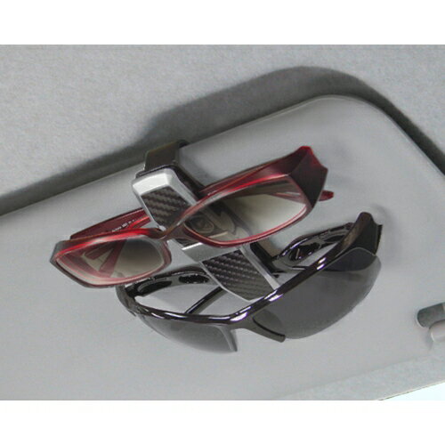 簡単なスプリング開閉式で2本収納できるサングラスホルダー ●360°回転し、好きな向きで固定が可能。 ●メッキとカーボン調のクールなデザイン ●星光産業のサングラスホルダーツインをDCMでは販売しております。その他のカーアクセサリーも多数取...