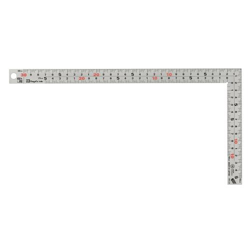 適度な弾力で対象物にフィットしてケガキやすい薄手タイプです。 ●寸法測定、直角確認 ●1mm単位の目盛が見やすい、段差型目盛。 ●数字が大きく見やすい繰り返し数字タイプ。 ●高所作業に最適なセーフティロープ取付穴付。 ●SKシルバー曲尺 銀...