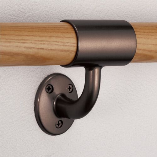 手すり用部品 ●手すり棒に通したまま取り付けできる為、施工が簡単です。 ●ジョイントとしてもご使用頂けます。 ●材質:亜鉛合金。 ●付属品:皿タッピングネジ5.0×40mm(3本)、丸皿タッピングネジ3.5×20mm(2本)。 ●対応丸棒サ...