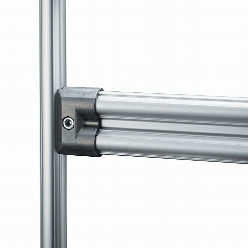 ●フレームSW用の連結コネクタです。 ●組立には六角棒レンチ4(ミリ)を使用。 ●重量/39g。 ●材質/アルミダイカスト、ボルト・ナット部:鉄。 ●製品に同梱の「使用上のご注意」を必ずご確認ください。