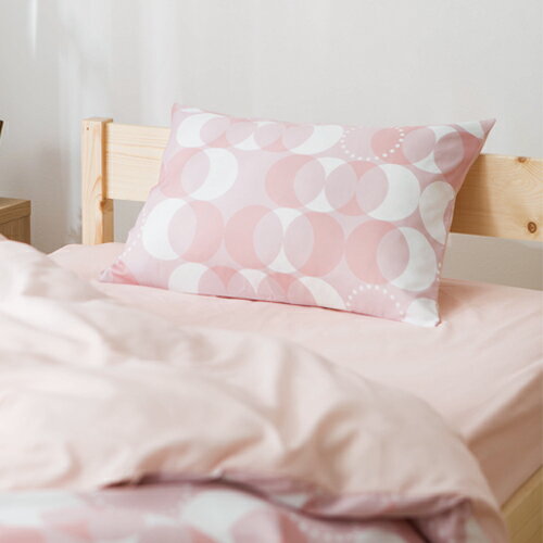 シワになりにくく乾きが早い ●柔らかな肌触り。 ●両面プリント。 ●ファスナーなし。 ●商品サイズ:幅500x奥行350mm。 ●素材:ポリエステル100%。 ●色:ピンク。 ●ドット柄。 ●乾燥機のご使用はお避けください。 ●お洗濯の際に...