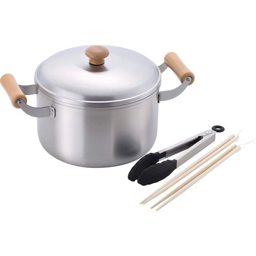 日本製。ステンレス深型両手鍋22cm(4903779113093)と菜箸・シリコントングのセット。毎日使うからこそ、シンプルに。新潟県燕三条の職人が一つひっつ丁寧にサテン仕上げました。ガスコンロ・IHクッキングヒーター対応。 サイズ:(約)...