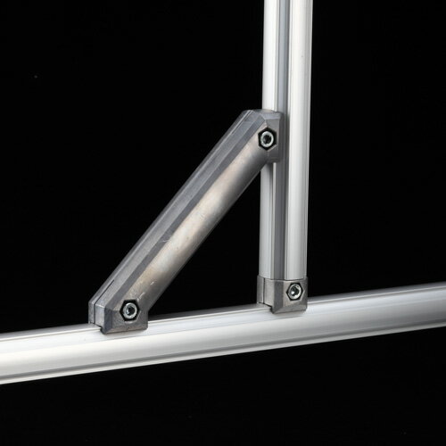 ●GFunフレームNの90度連結部を補強するコネクタです。 ●組立には六角棒レンチ5(ミリ)を使用。 ●重量/167g。 ●材質/アルミダイカストボルト・ナット部:アルミ。 ●色/シルバー。 ●製品に同梱の「使用上のご注意」を必ずご確認ください。