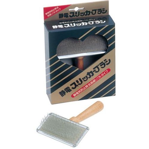 もつれ毛や抜け毛をしっかり除去するスリッカーブラシ。 ●ブラッシングの際の静電気を除去し、ブラッシングをスムーズにします。 ●商品サイズ:58×120mm。 ●材質/ブラシ:部分18-8ステンレス、柄の部分:天然木。 ●本商品はペット用の商...
