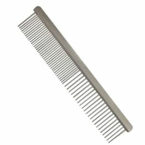 トリミングコーム。 ●シャンプー前のベーシックコームミングに最適な太くて強いピンが特徴のショートサイズコーム。 ●小型犬のベーシックの際におすすめです。 ●商品サイズ/全長:150mm、ピンの長さ:25mm。 ●重量:50g。 ●材質:スチ...