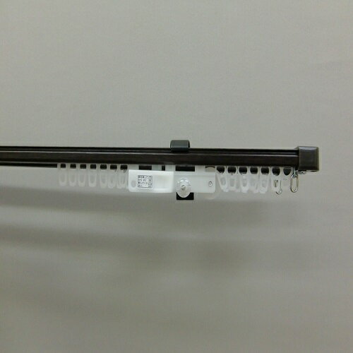 遮光カーテンに最適な2つの効果があるカーテンレール。正面や横からの光漏れを防ぎ、冷暖房効果アップ。天井付での取付は可能です。 商品サイズ：0.6m〜1.0mシングル。 この製品は木部取付専用となっておりますので、取付場所が木部で、板厚1cm...