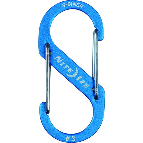 S字型で開閉口(ゲート)が両方向にある便利なカラビナ「エスビナー」のカラフルで軽量なアルミニウムタイプです。アルミニウムのため、従来のスチール製より40%以上軽量になりました。 色:ブルー。使用荷重(kN):11。幅(mm):32。耐荷重(...