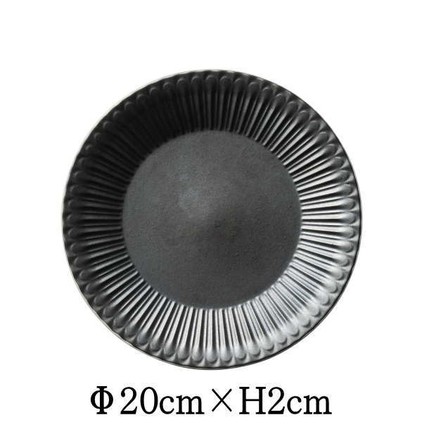 【サイズ】Φ20cm×H2cm 【カラー】黒/クリスタルブラック　渕は白です　※撮影時の光の加減、モニターの加減により画像と実物の色合いや濃淡が変わります。予めご容赦くださいませ。 【素材】磁器 【取り扱い】電子レンジ○、食洗器○、直火×、...