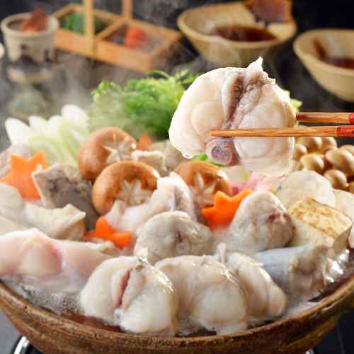 ★ ふくの王様「とらふぐ」を贅沢に味わう ★関とら本店がお届けする至福のちり鍋セット● 厳選とらふぐを豪快に！とらふぐの身とアラを丁寧にブツ切りにしました。プリプリとした弾力と旨みが口いっぱいに広がります。● 〆まで美味しい！豪華セットふぐ...