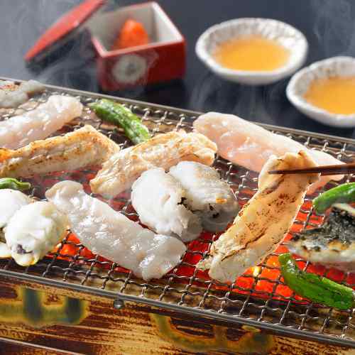 夏の贅沢！山口県産 焼きはも＆焼きふく 豪華食べ比べセット関とら本店が贈る、至福の海の幸をご家庭で★ 焼きはもの魅力 ★山口県瀬戸内海で獲れるはもは、淡白で上品ながらも、豊かな脂肪が織りなす濃厚な旨みが特徴です。★ 焼きふくの真髄 ★一匹の...