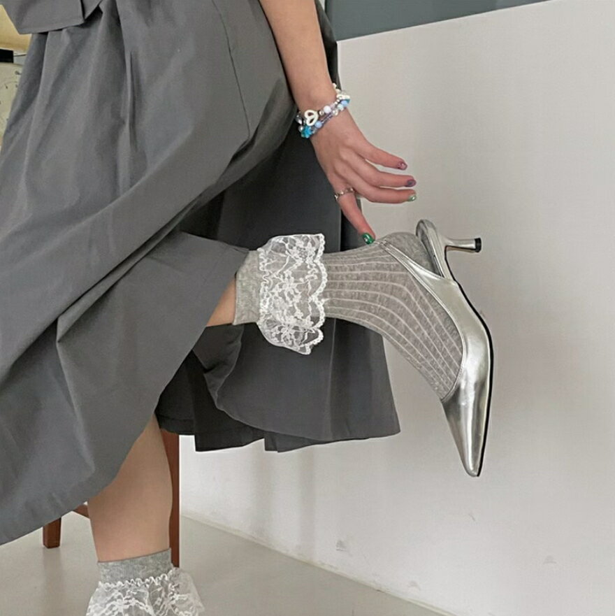 商品情報カラーブラック、ライトグレー、ダークグレー、ホワイト商品説明華奢なローファーやパンプスと合わせてもとってもおしゃれな靴下。靴下 フリルレースソックス シアー 花柄 レディースソックス シンプル おしゃれ 可愛い 春夏 大振りフリルが...