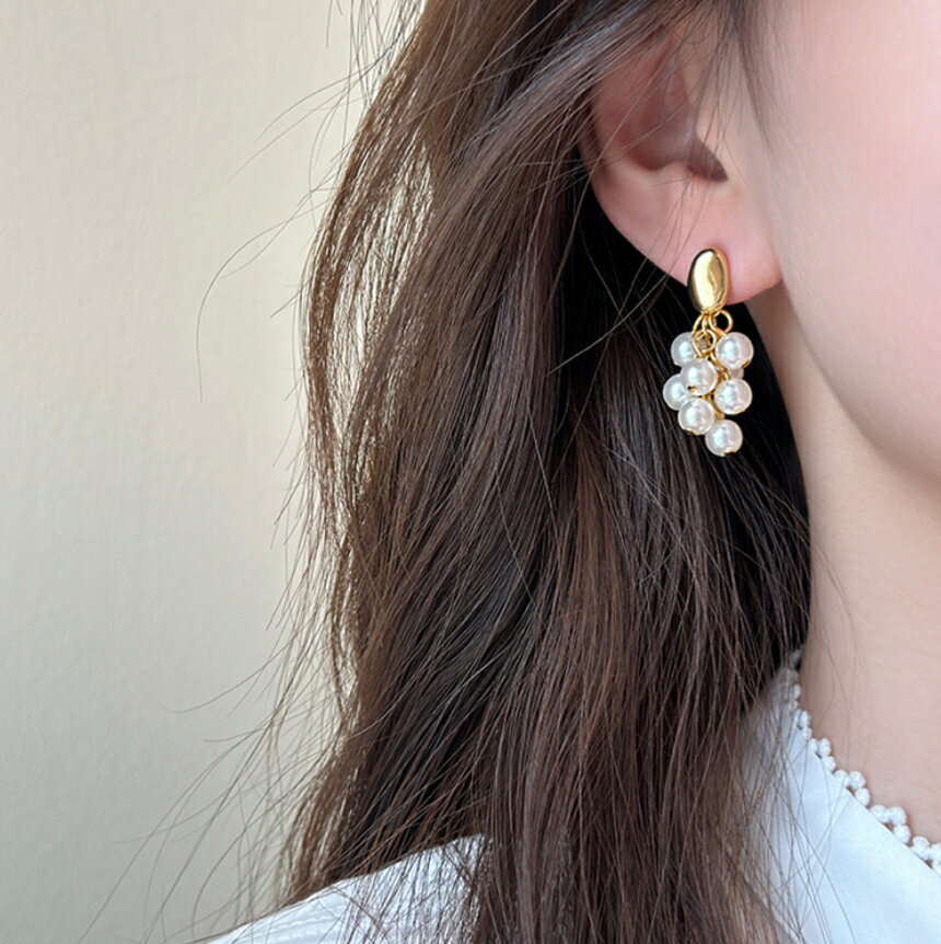 商品情報素材(ポスト部分)S925、合金サイズ幅約1.5x高さ3.2cm商品説明普段使いはもちろん、フォーマルな場面にもお使いいただけます。注意ポストの素材が銀925のため、針が柔らかく、曲がっている場合がこさいます。パールピアス レディー...