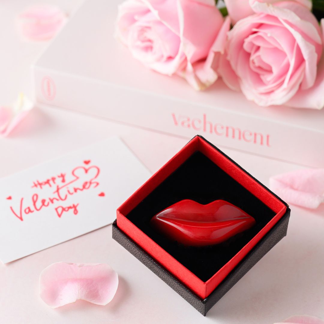 【2026.1.16 販売開始】 Decadence du Chocolat Valentine Limited 艶やかでセクシーなリップ型のショコラ「LOVEKISS」は 毎年人気のバレンタインデー限定商品。 にっこり微笑むリップの中には...