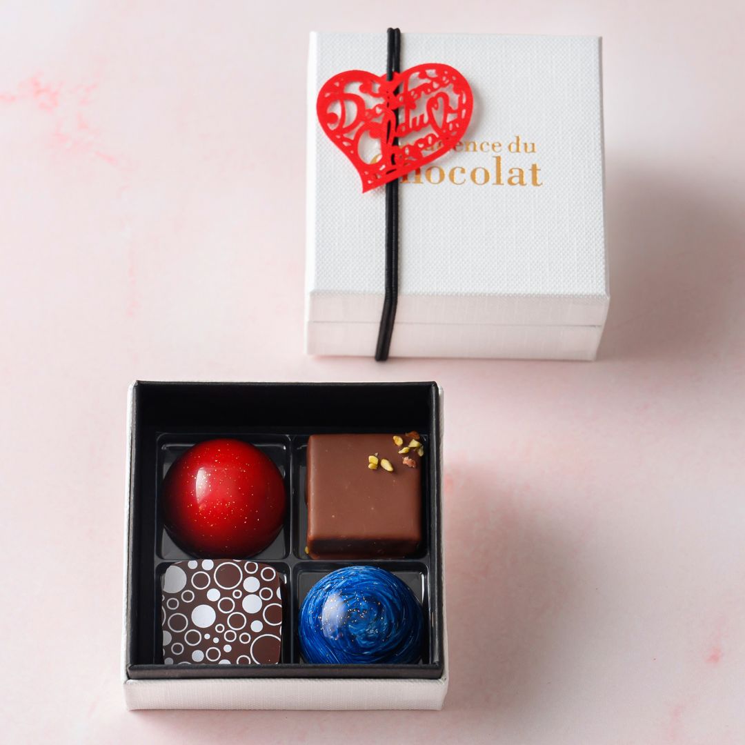 レッド、ブルー・・ 2026はPOPでキュートに♪ 人気の4粒入りのBOXには今年も赤いローズが健在。 ニューフレイバーはまるで地球のような一粒、 バナナ、パッションフルーツ、マンゴーが一度に味わえる トロピカルなブルーのバパマンガが仲間入...