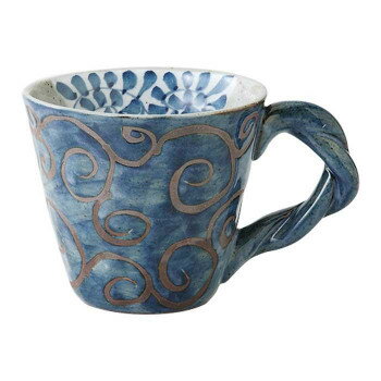 「サビ」とは、茶色の絵の具のことです。茶色の絵の具で伝統柄の唐草を大胆に絵付して、古代のイメージを表現しました。味わいのある手仕事で、人のあたたかみを感じるマグカップです。一日のさまざまなシーンで活躍してくれます。※ご使用後はなるべく早く洗...