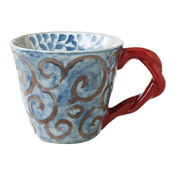 「サビ」とは、茶色の絵の具のことです。茶色の絵の具で、伝統柄の唐草を大胆に絵付して、古代のイメージを表現しました。味わいのある手仕事で、人のあたたかみを感じるマグカップです。一日のさまざまなシーンで活躍してくれます。※ご使用後はなるべく早く...