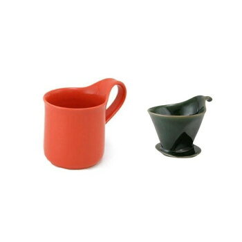 お手軽にドリップコーヒーを始められます。誰でも簡単に美味しいコーヒーを淹れられるので、プレゼントにもオススメです。※同色のセットでも焼成窯の違いで、多少の色の差がある場合があります。※全ての製品が均一ではない個体差も「やきもの」ならではの魅...