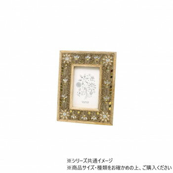 豪華なビーズの装飾が美しいフォトフレーム。写真だけでなく、葉書やポストカードが入るサイズです。中にお気に入りのポストカードを入れてプレゼントするのも素敵です。サイズ約19×24cm個装サイズ：27×21×4cm重量520g個装重量：744g...